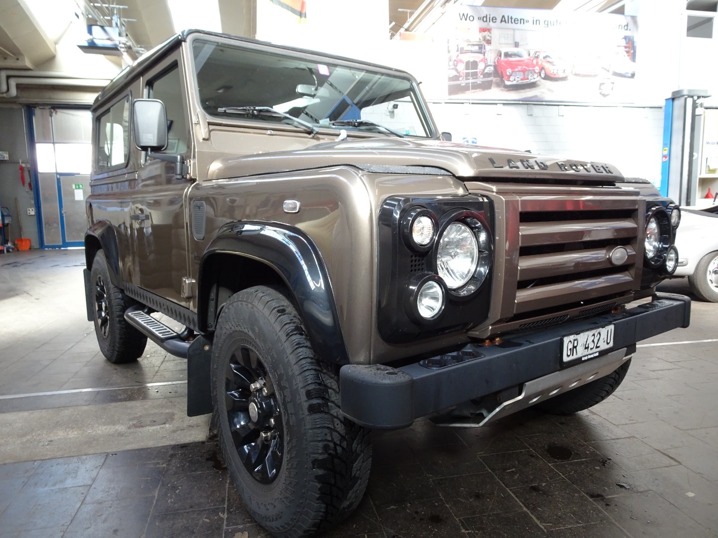 Herando - LAND ROVER Defender 90 *RAW-Ausführung* 2.2 TD4 Station Wagon