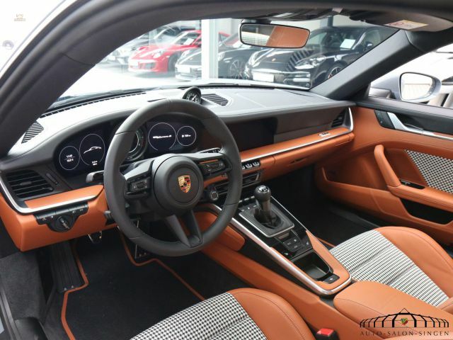 Herando - Porsche 992 Carrera S 1 Hand, Heritage ,,Pepita cognac